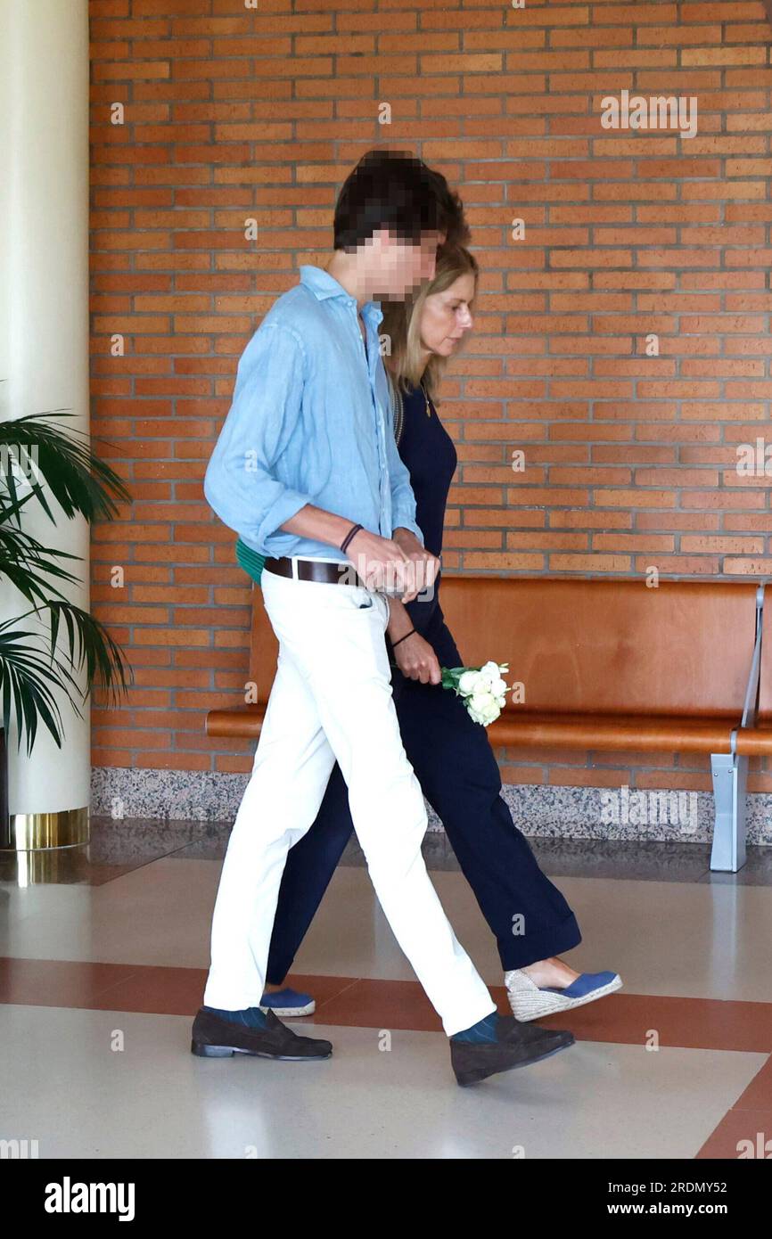 Maria Chavarri and her son enter the mass at the Tanatorio de la Paz ...