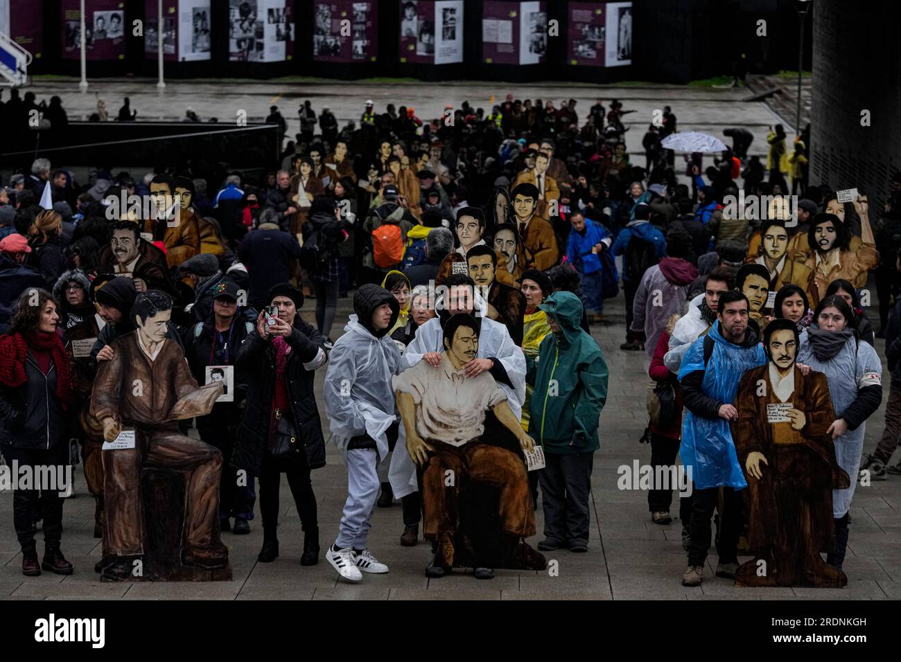 Members of the Disappeared Detainees Relatives Group of Chile hold ...