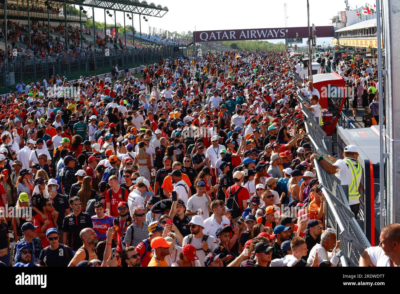 Fans auf der Rennstrecke während des Formel-1-Grand Prix von Katar ...