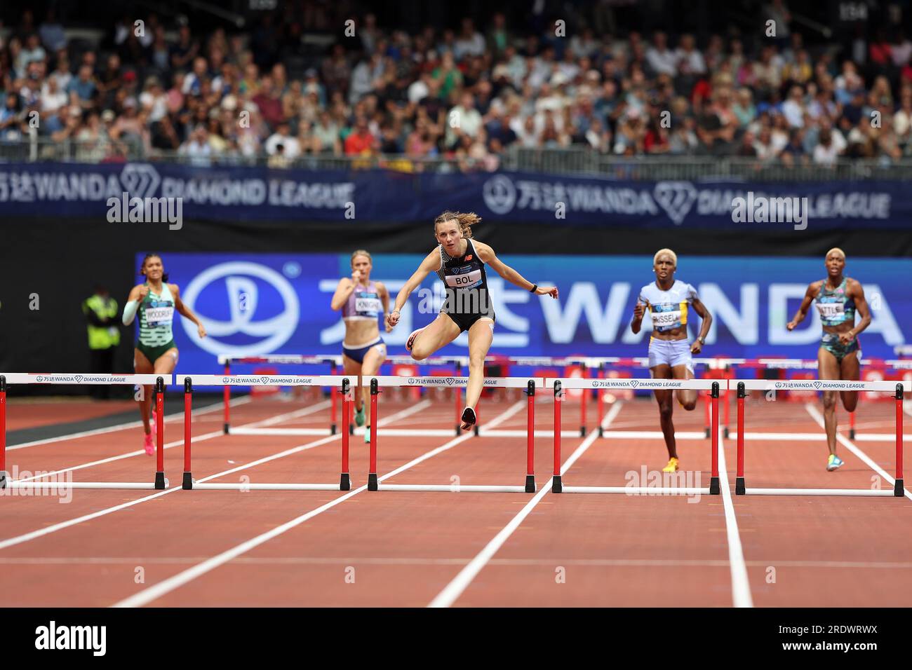 Femke Bol bei der letzten Hürde der 400m. Hürde in der Wanda Diamond ...