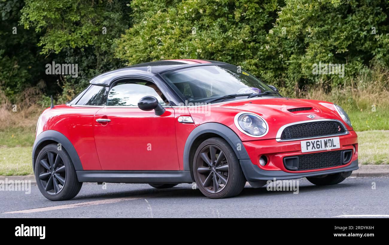 Roter mini cooper s -Fotos und -Bildmaterial in hoher Auflösung – Alamy