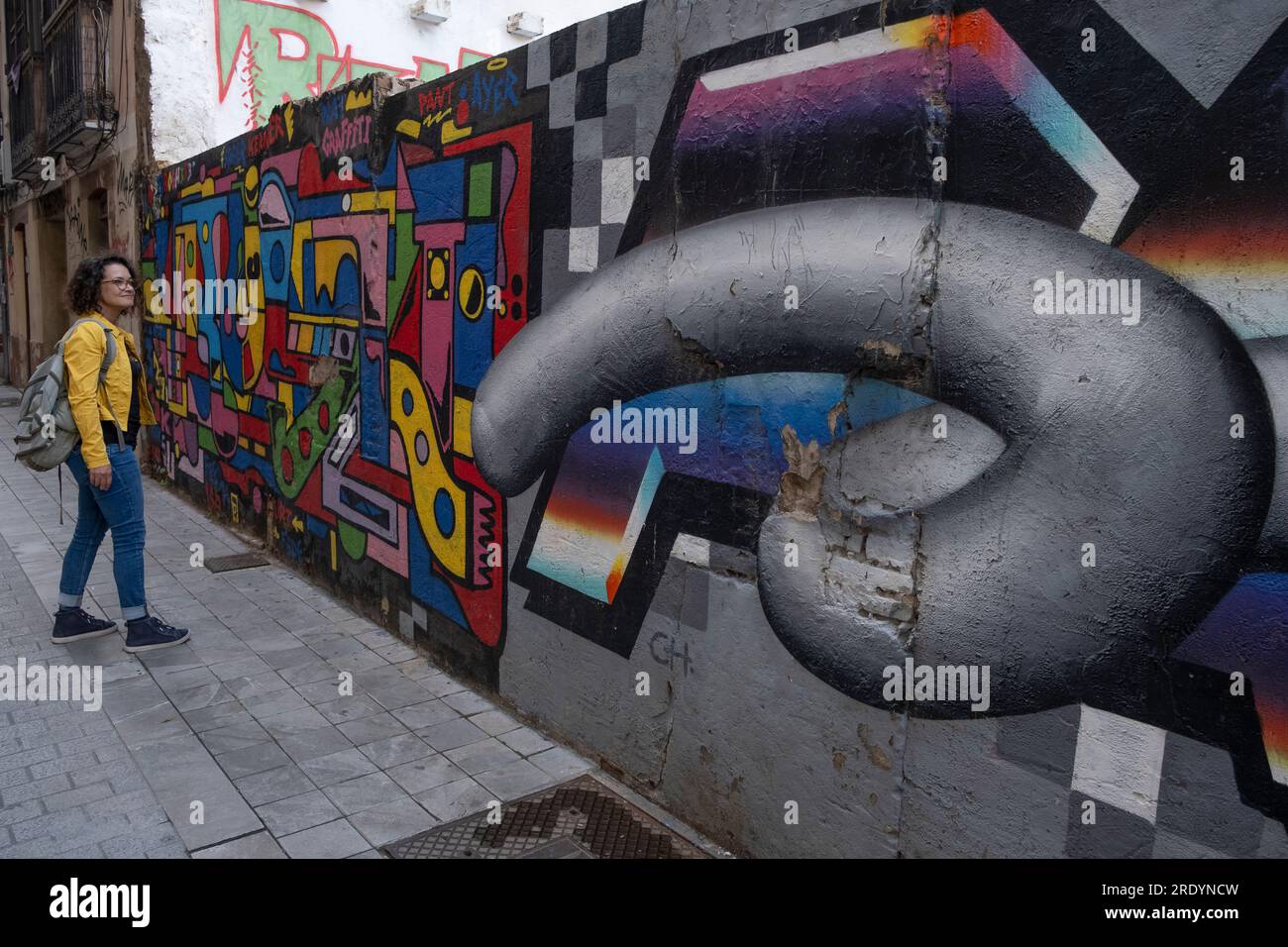 Strassenszene mit Street Art in der Altstadt von Valencia *** Street ...