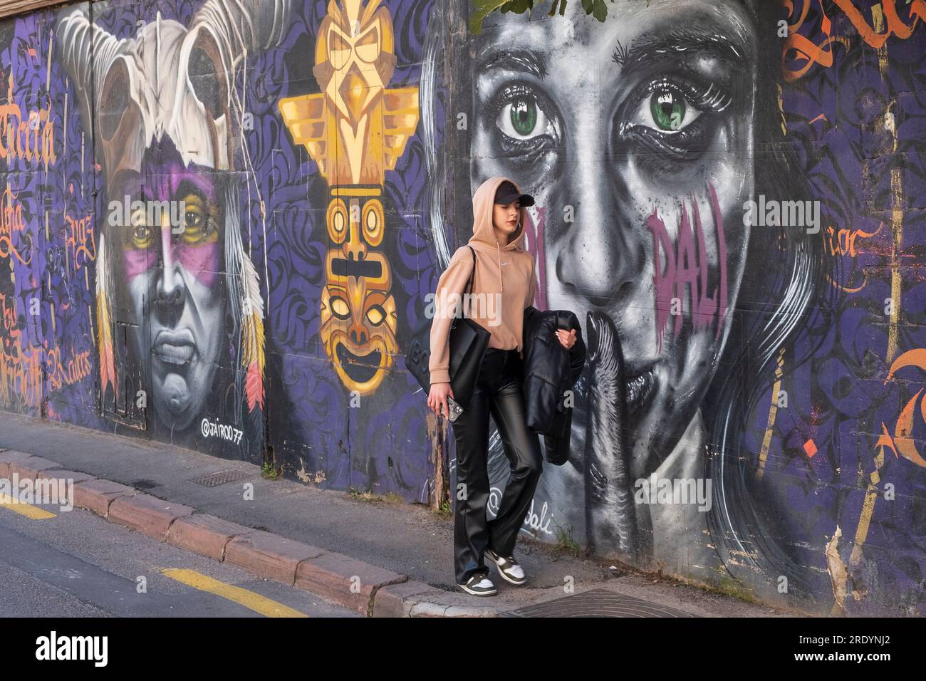 Strassenszene mit Street Art in der Altstadt von Valencia *** Street ...