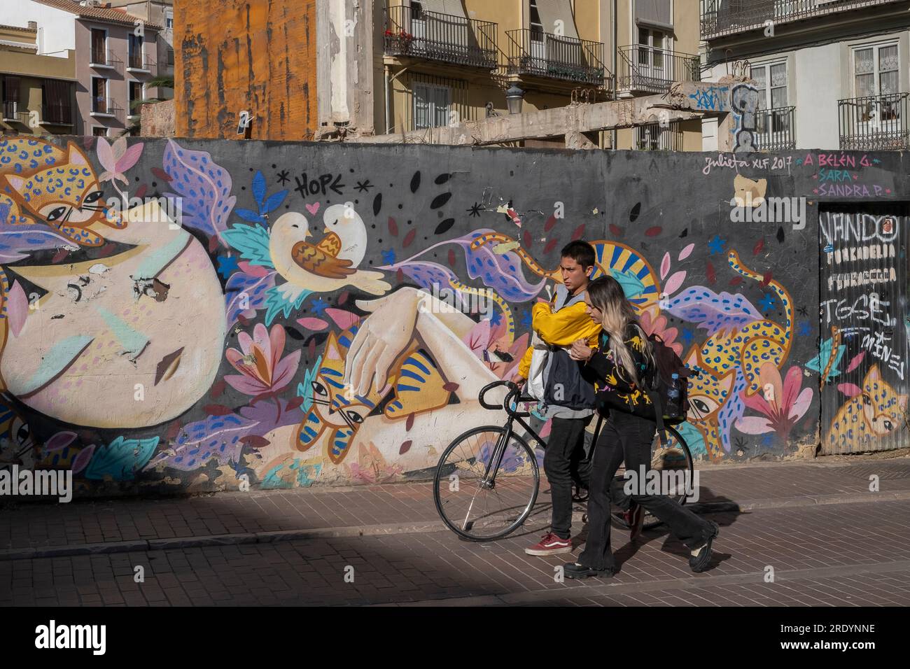 Strassenszene mit Street Art in der Altstadt von Valencia *** Street ...