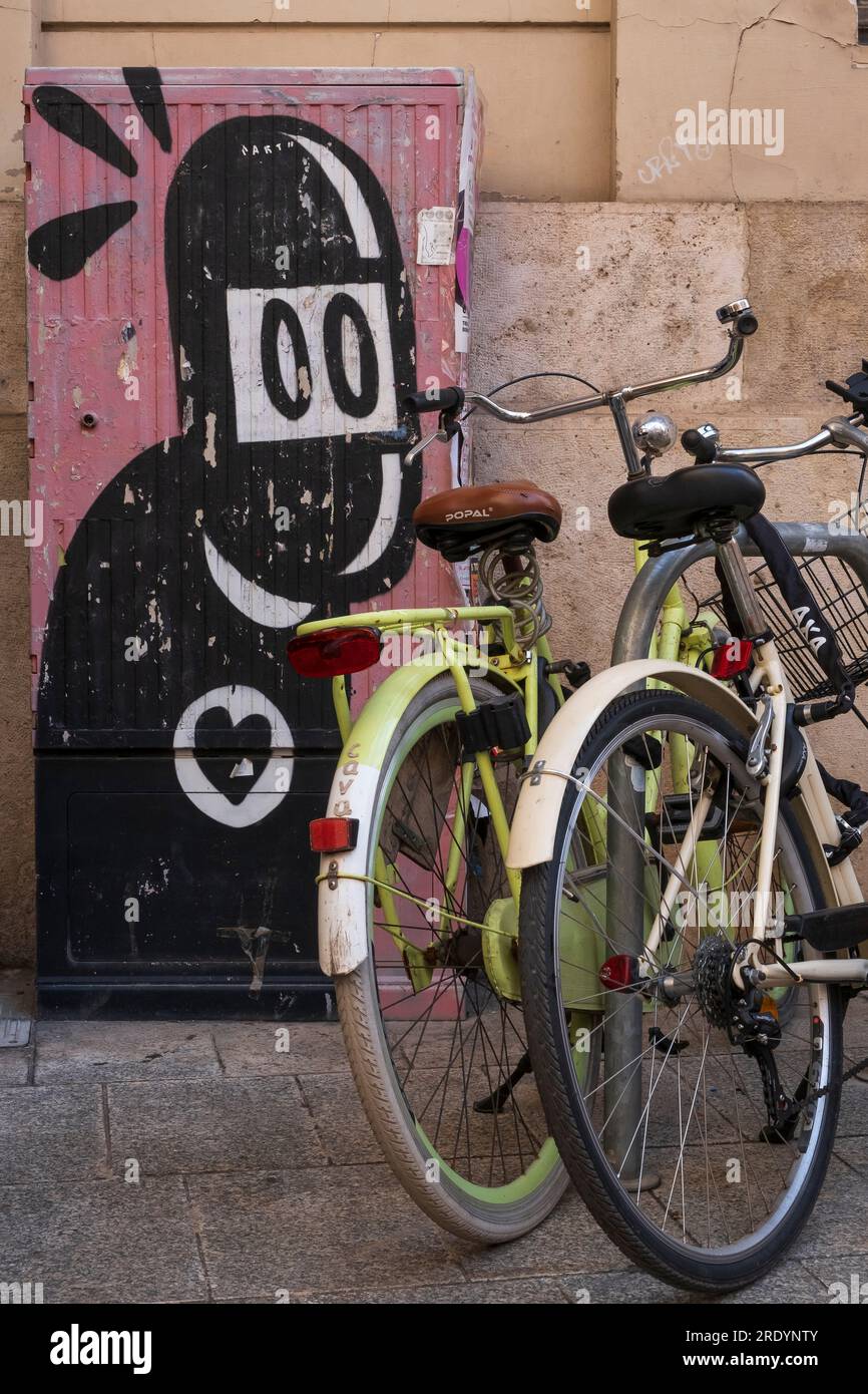 Strassenszene mit Street Art in der Altstadt von Valencia *** Street ...