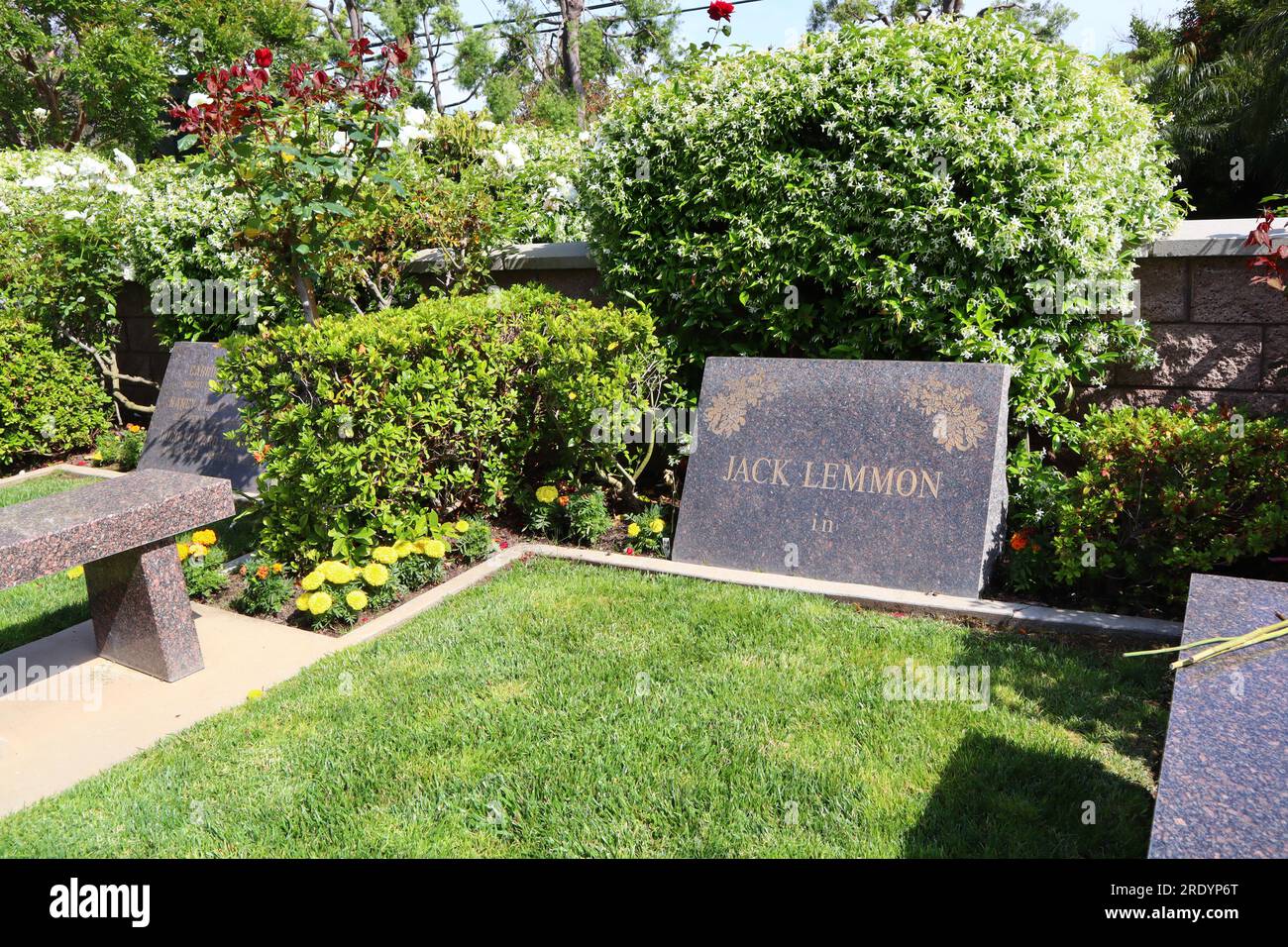 Los Angeles, Kalifornien: JACK LEMMON Grave auf dem Pierce Brothers Westwood Village Memorial ...