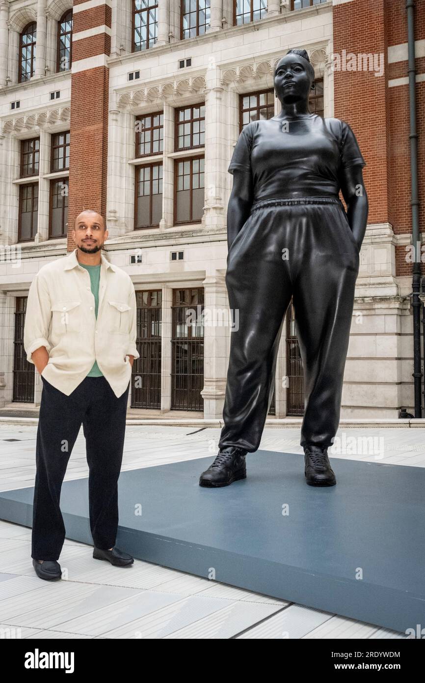 London, Großbritannien. 24. Juli 2023 Bildhauer Thomas J Price mit ...