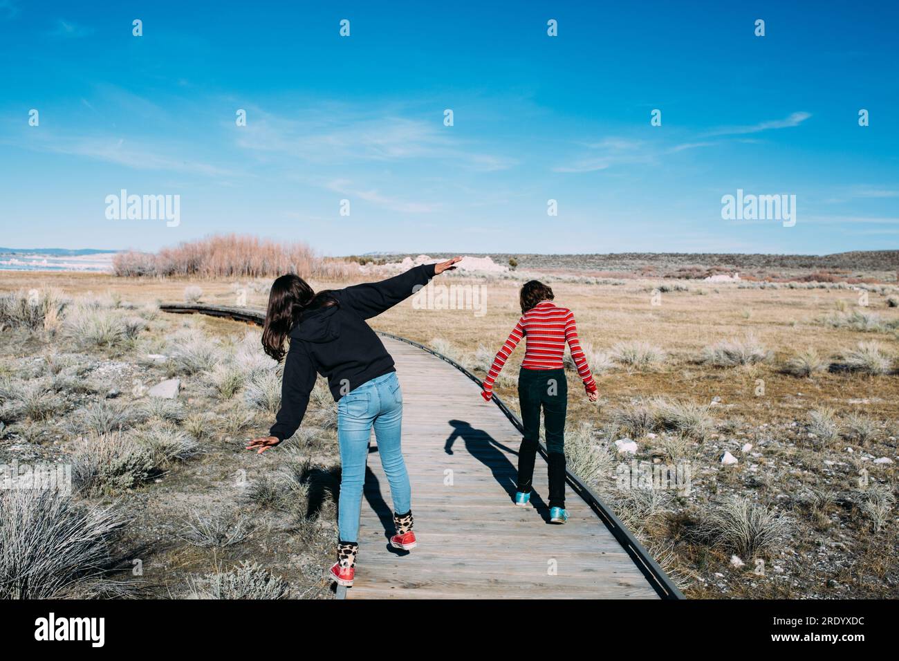Zwei mädchen gehen draußen spazieren -Fotos und -Bildmaterial in hoher ...