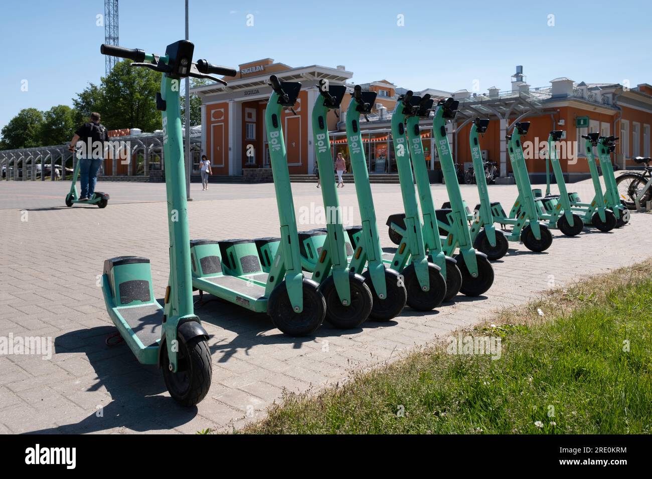 Umweltfreundliche, gemeinsam genutzte Elektro-Motorroller oder E-Steps ... Umweltfreundliche, gemeinsam genutzte Elektro-Motorroller oder E-Steps ...