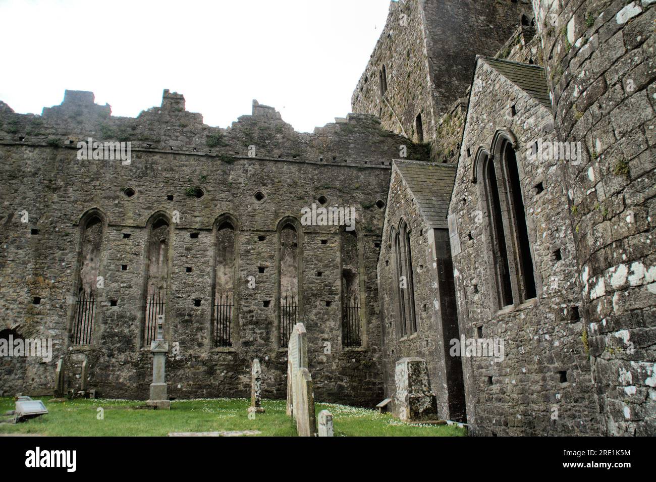 Celtic cross rock of cashel -Fotos und -Bildmaterial in hoher Auflösung ...