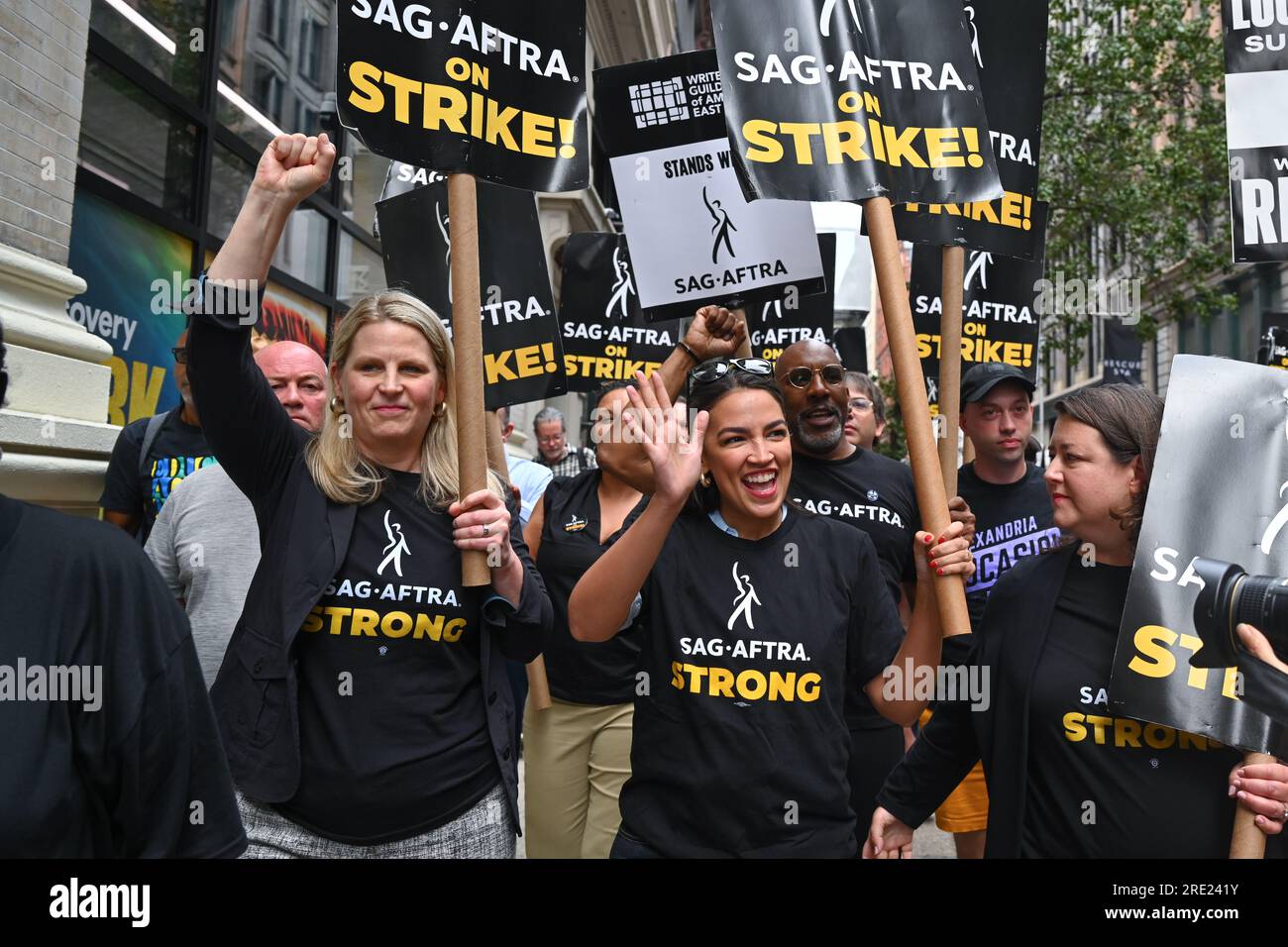 AFL-CIO-Präsidentin Liz Shuler und Alexandria Ocasio-Cortez schließen ...