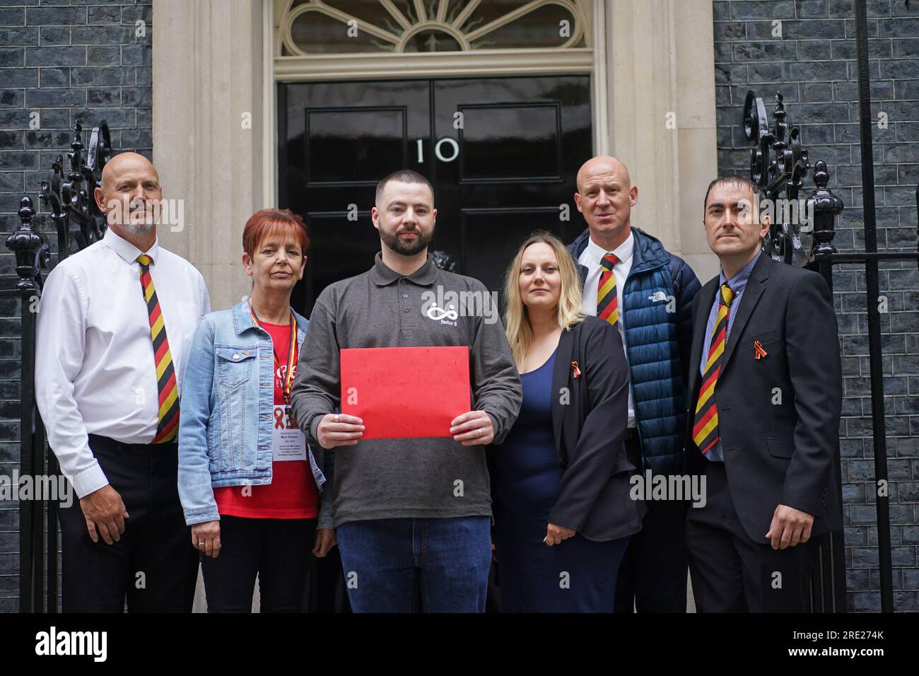 Angehörige von Opfern des NHS-infizierten Blutskandals (links-rechts ...