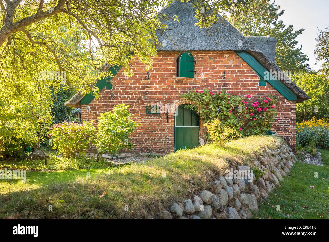 Historischer hof mit bauerngarten in keitum -Fotos und -Bildmaterial in hoher Auflösung – Alamy