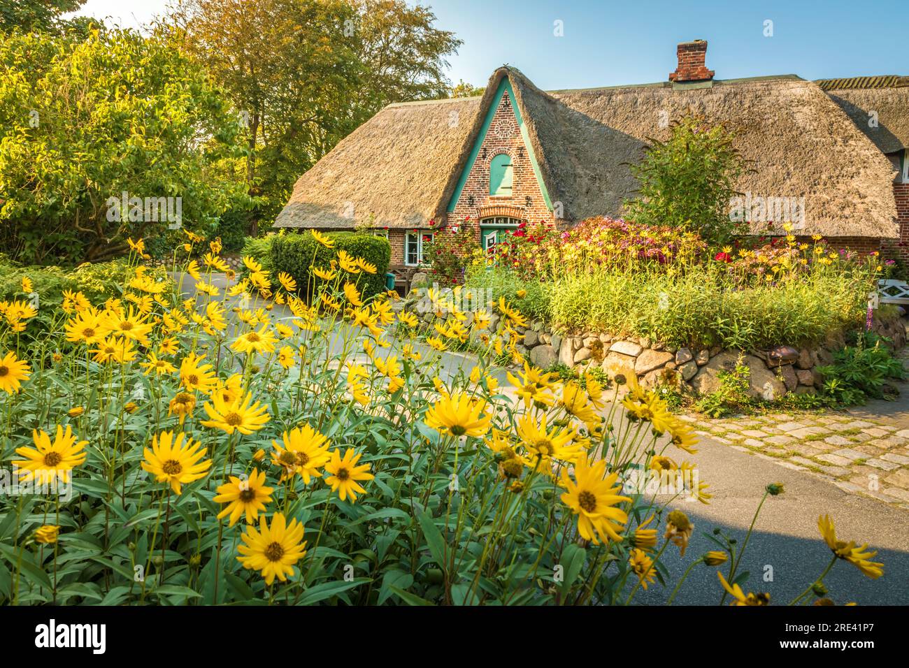 Historischer hof mit bauerngarten in keitum -Fotos und -Bildmaterial in hoher Auflösung – Alamy
