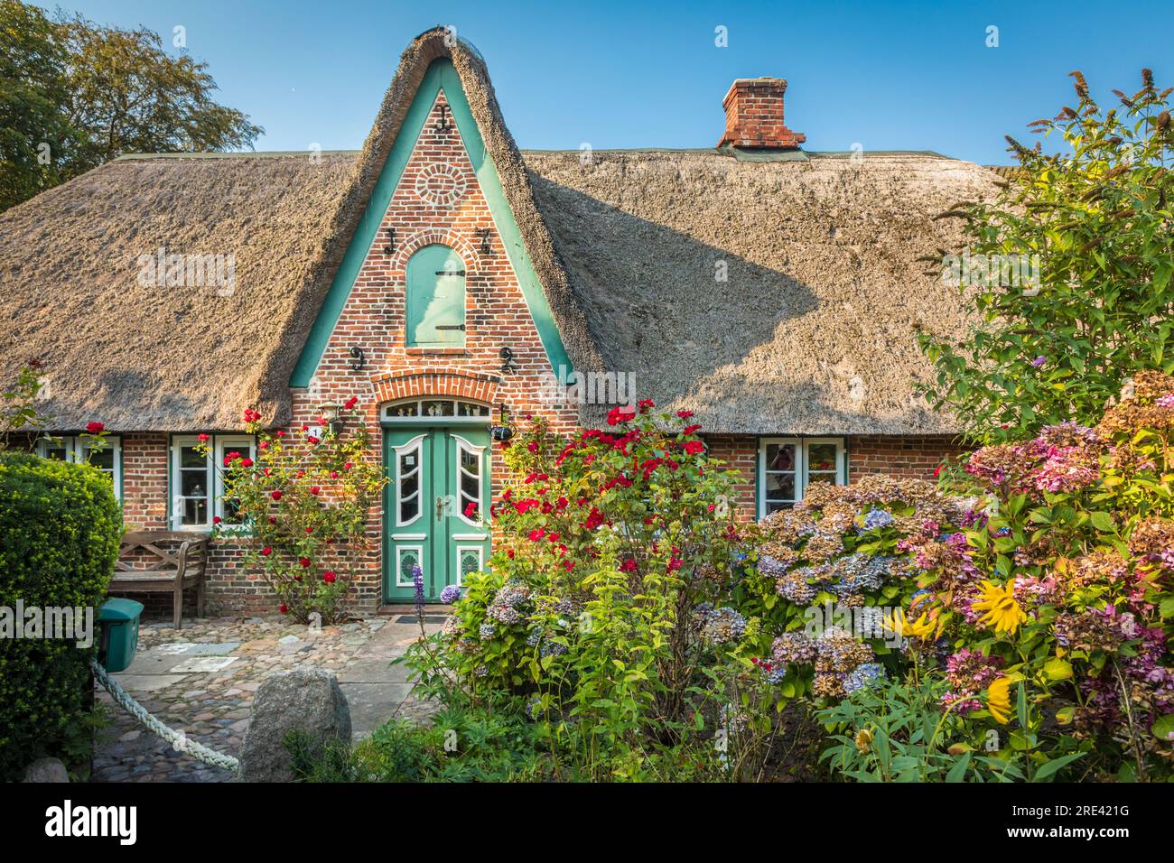 Historischer hof mit bauerngarten in keitum -Fotos und -Bildmaterial in hoher Auflösung – Alamy