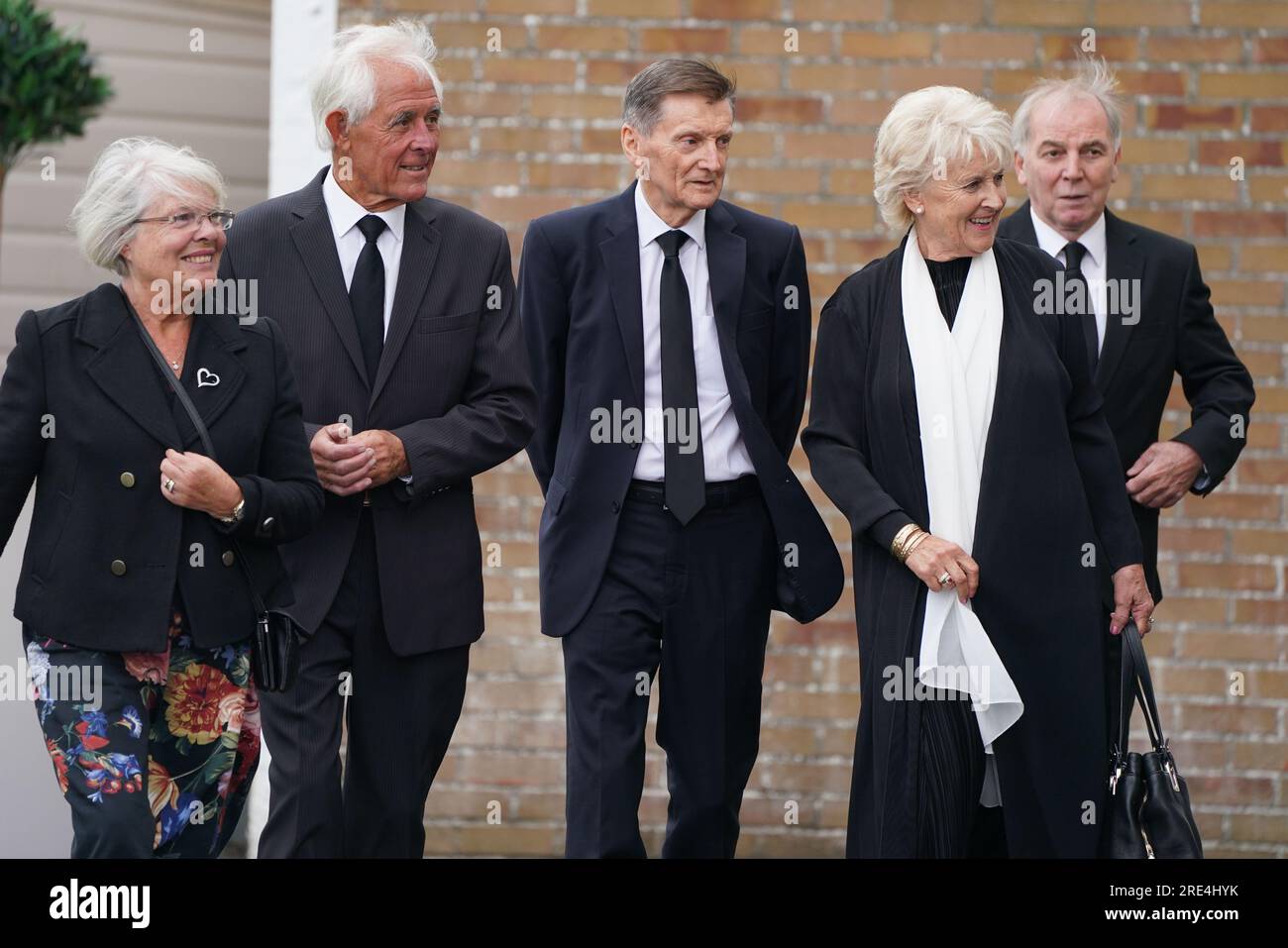 Andy Roxburgh (Zentrum) kommt nach seiner Beerdigung zu einer Feier des ...