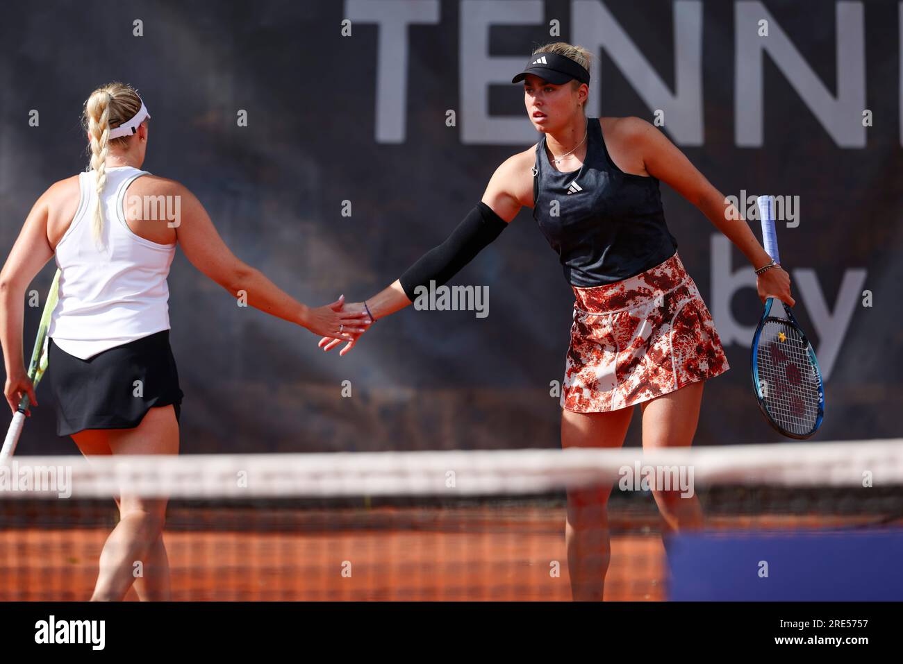 Hamburg, Deutschland. 25. Juli 2023. Tennisspielerin Emily Appleton (R ...