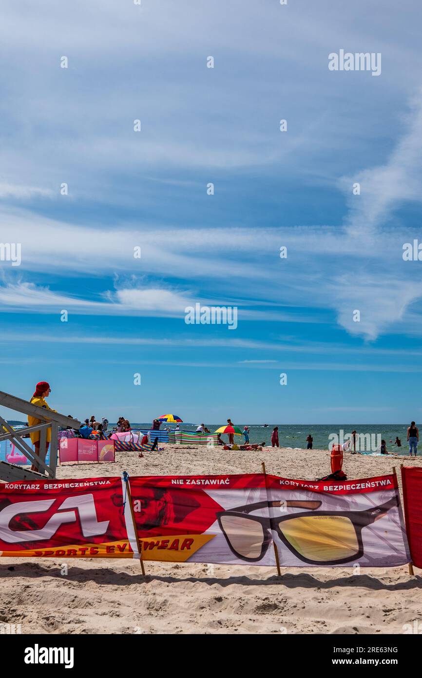 Großer Windschutz am Strand am Meer. Brillenbild auf dem Windschild ...