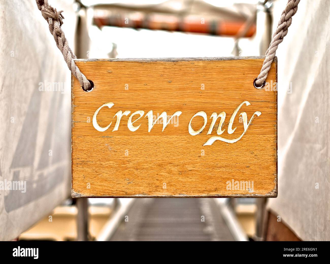 Crew only sign -Fotos und -Bildmaterial in hoher Auflösung – Alamy