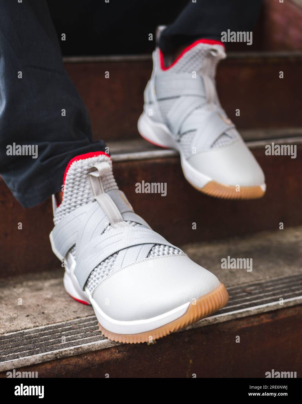 Rote nike turnschuhe -Fotos und -Bildmaterial in hoher Auflösung – Alamy