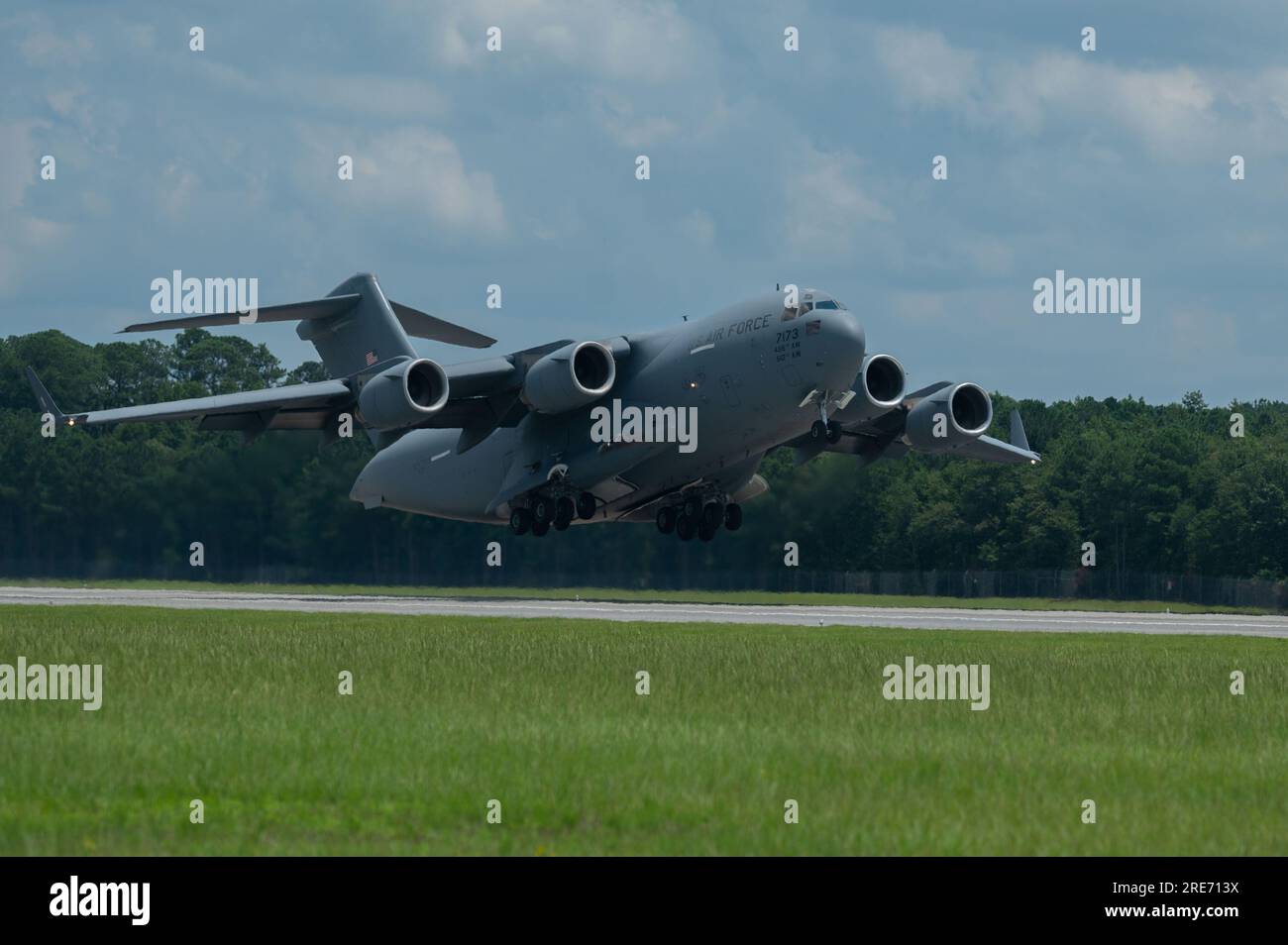 Ein C-17 Globemaster III, der dem 436. Luftwaffenstützpunkt Dover ...