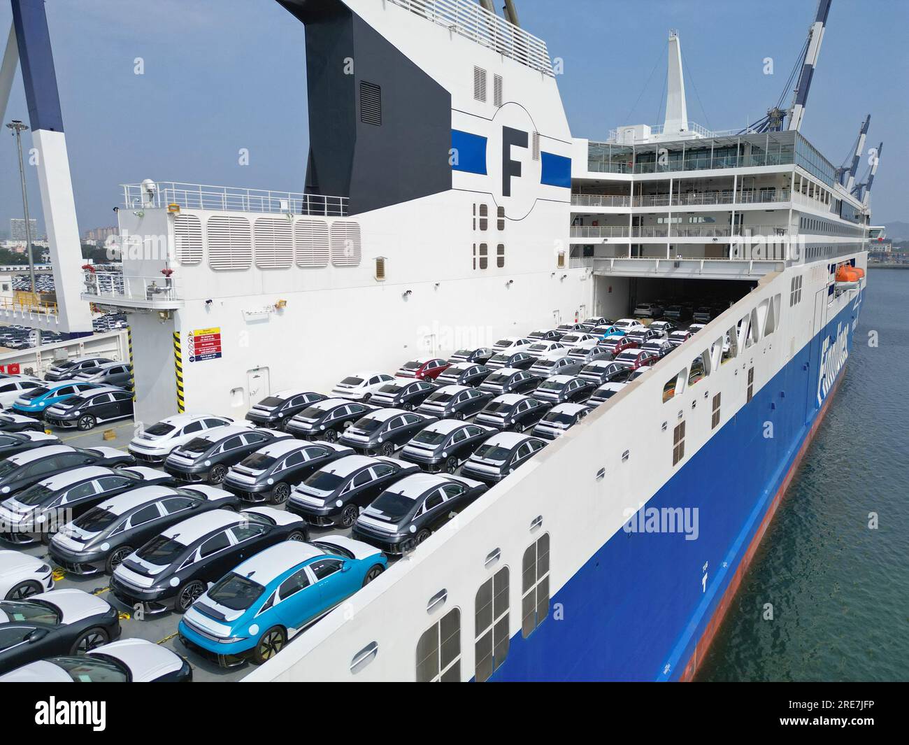 YANTAI, CHINA - 25. JULI 2023 - Ein Benzin-Elektro-Hybrid-Fahrgast ...