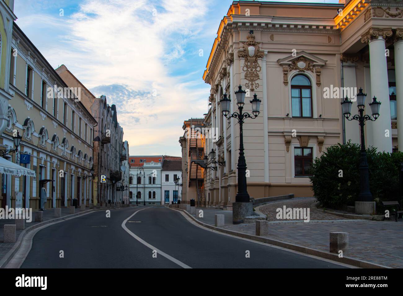 Empty city street -Fotos und -Bildmaterial in hoher Auflösung – Alamy