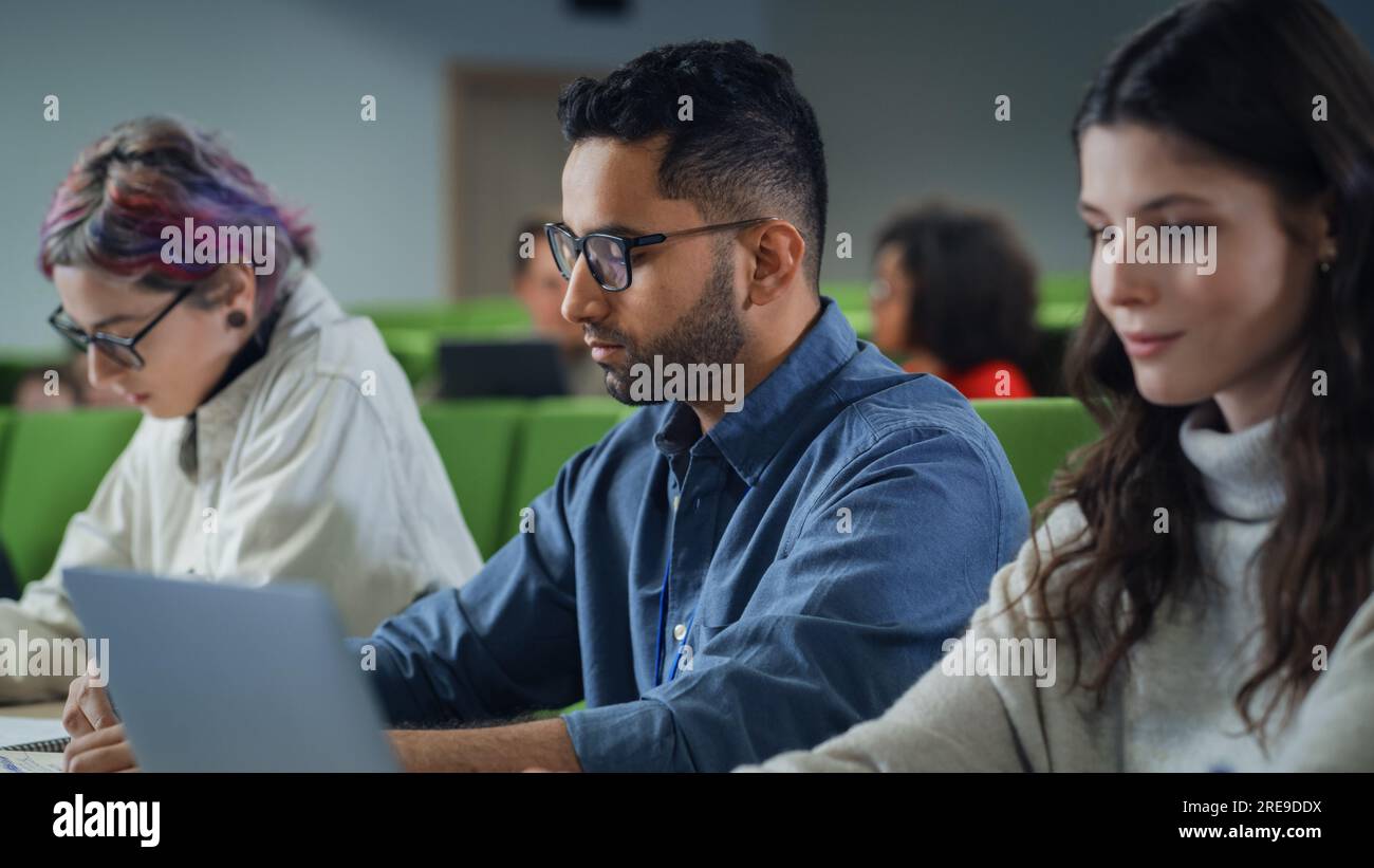 Schlaue junge Studenten, die an der Universität mit verschiedenen ...