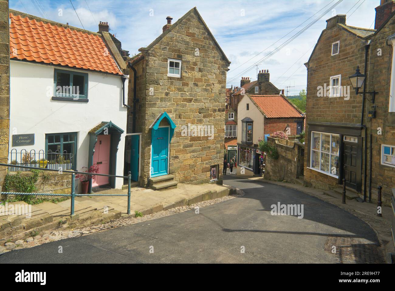 Robin Hood's Bay mit Blick auf die New Road, zu den Geschäften im Dorf ...