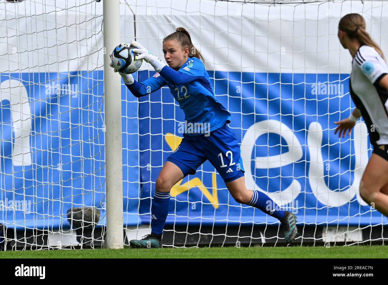 Tubize, Belgien. 24. Juli 2023. Torhüterin Anne Moll (12) von ...