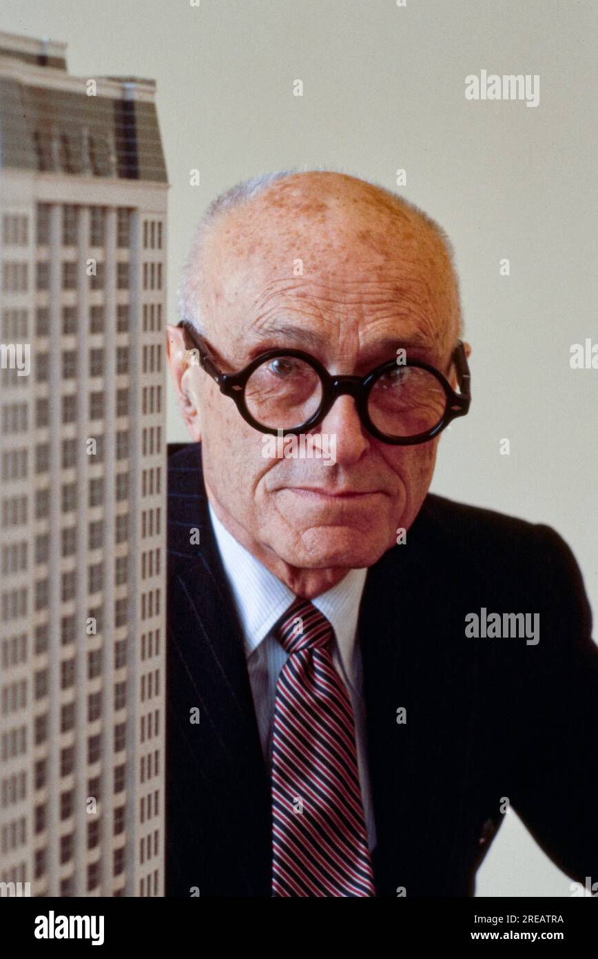 Philip Johnson war ein amerikanischer Architekt, der vor allem für ...