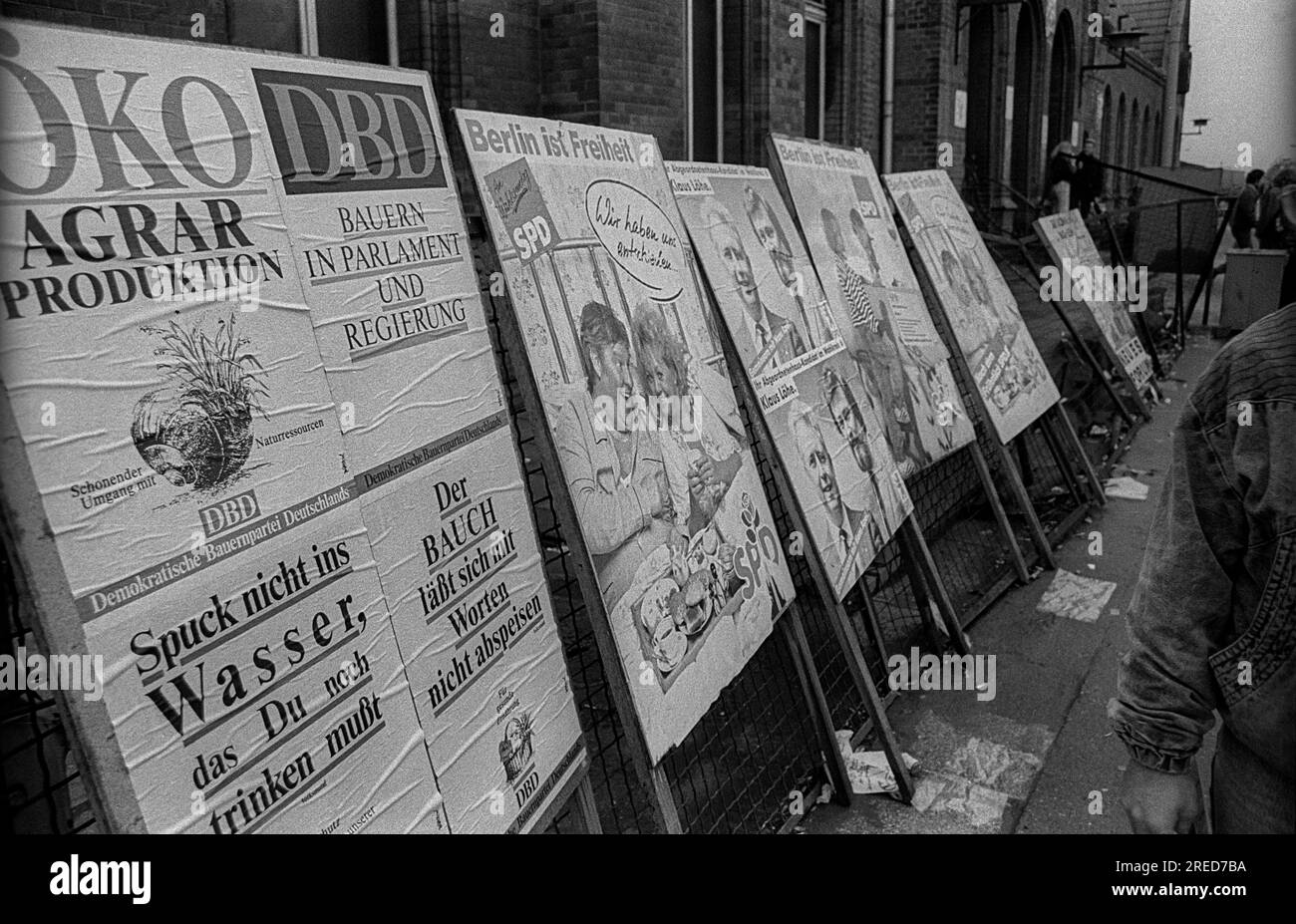 DDR, Berlin, 07.03.1990, Wahlwerbung am S-Bahnhof Schöneweide, ÖKO ... DDR, Berlin, 07.03.1990, Wahlwerbung am S-Bahnhof Schöneweide, ÖKO ...