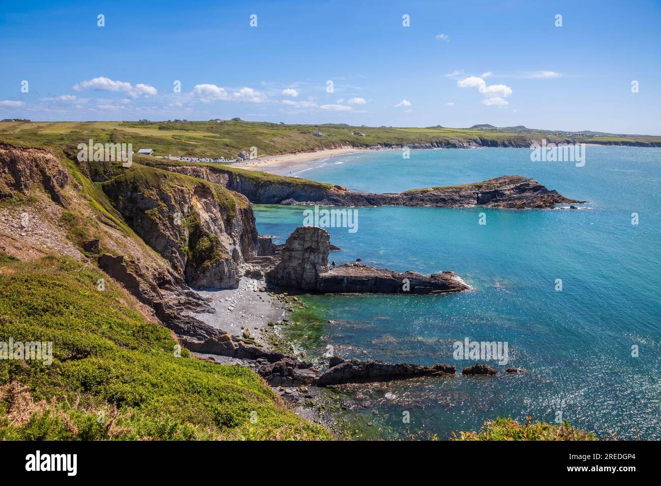 Blick auf Porth Lleuog und die Landzunge Trwynhwrddyn entlang des ...
