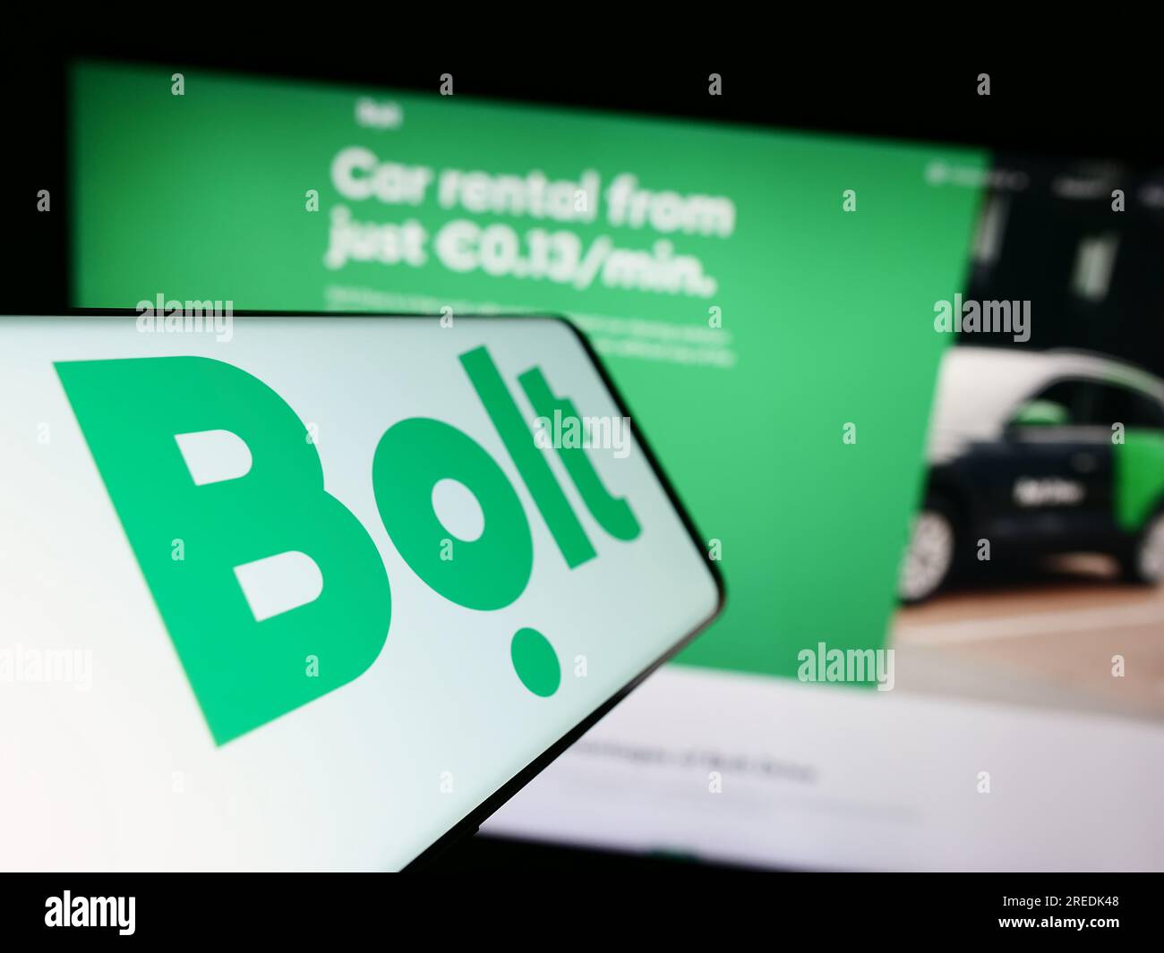 Smartphone mit Logo des estnischen Mobilitätsunternehmens Bolt ...