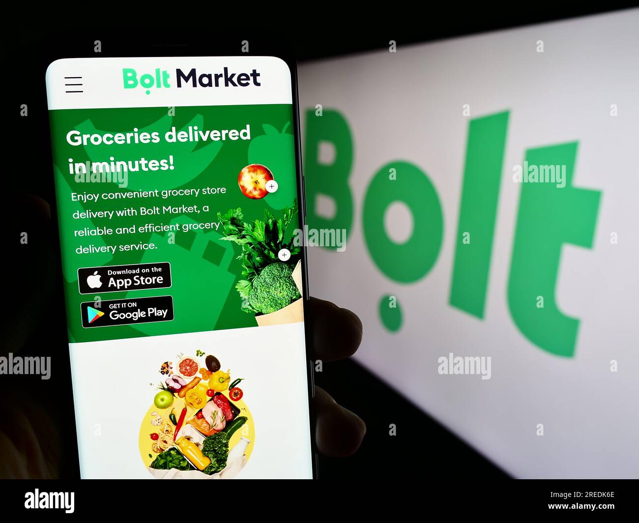 Person, die ein Smartphone mit der Webseite des estnischen ...