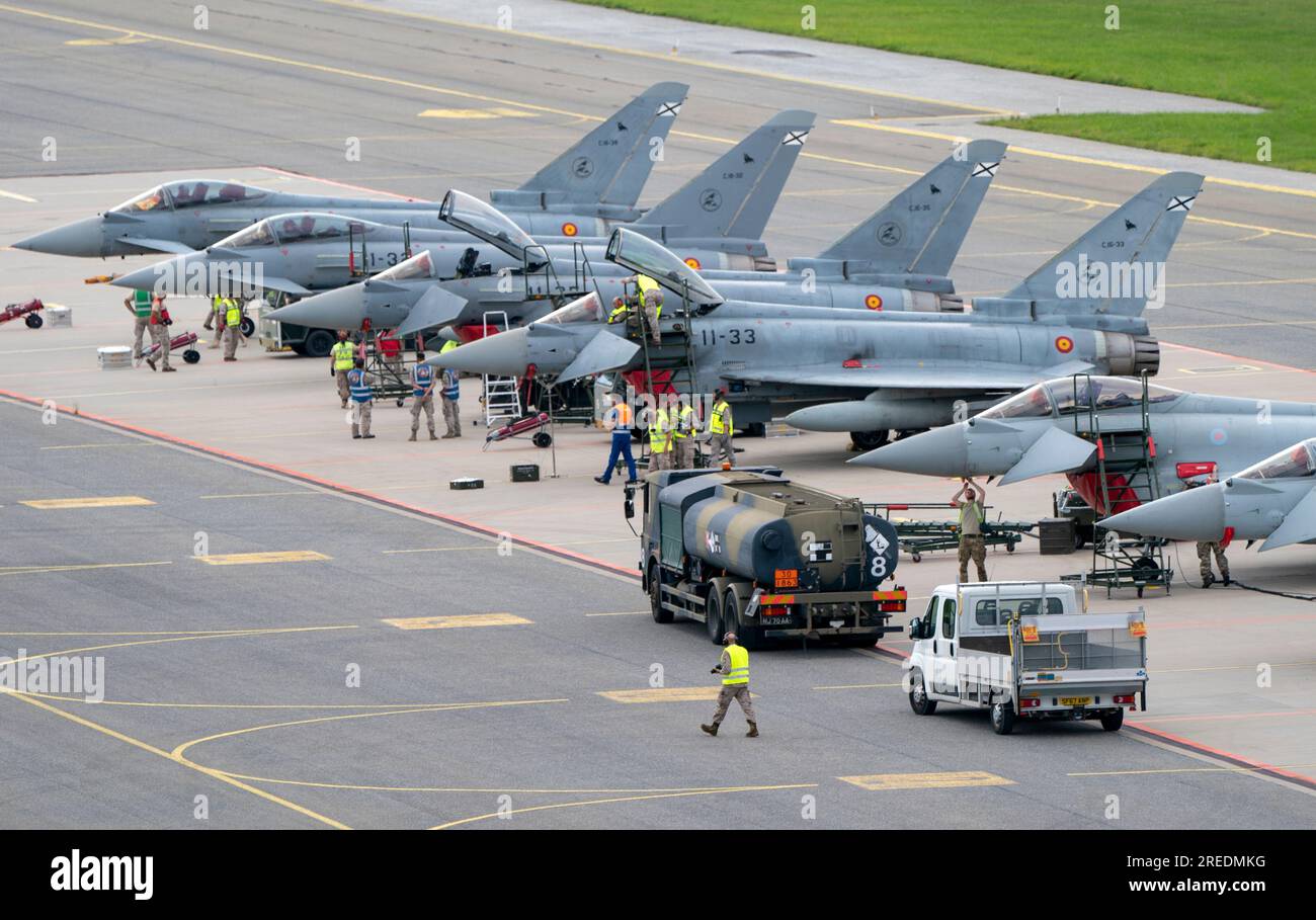 Die spanische Luftwaffe Taifun-Kampfflugzeuge fliegen auf dem Amari ...