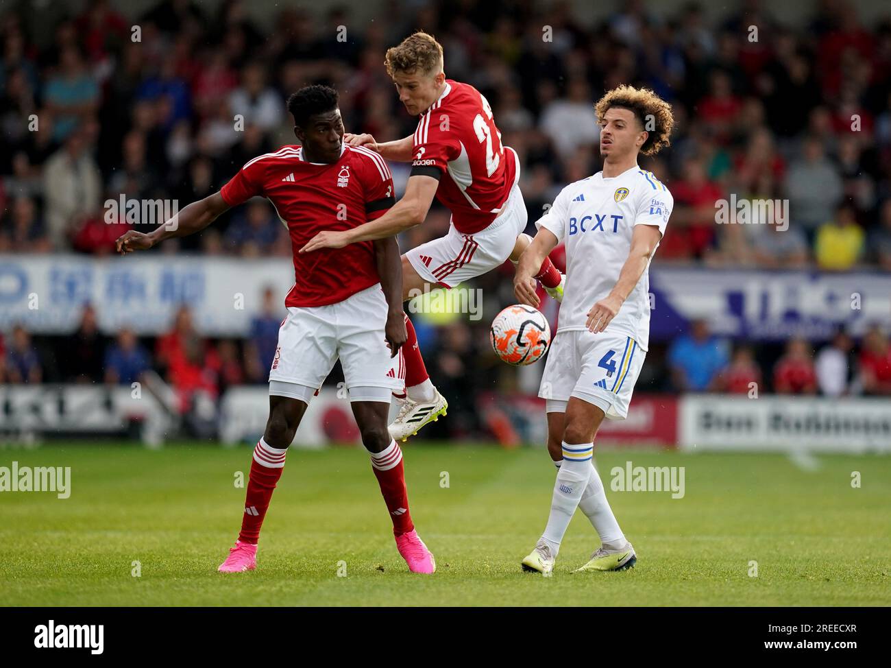 Ryan Yates (Zentrum) und Taiwo Awoniyi (links) kämpfen mit Ethan Ampadu ...