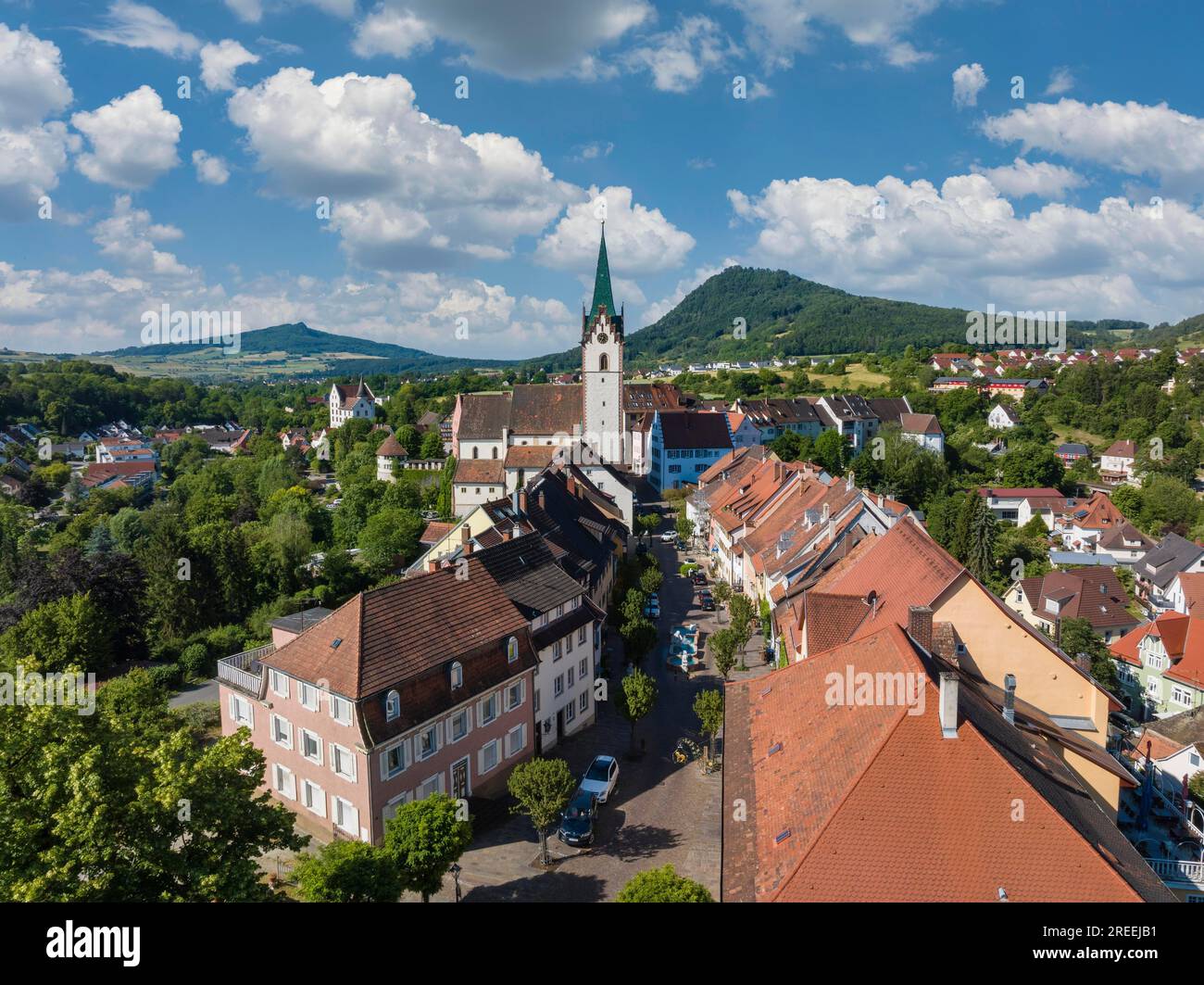 Luftaufnahme der Altstadt von Engen, am Horizont die Hegauberge ...
