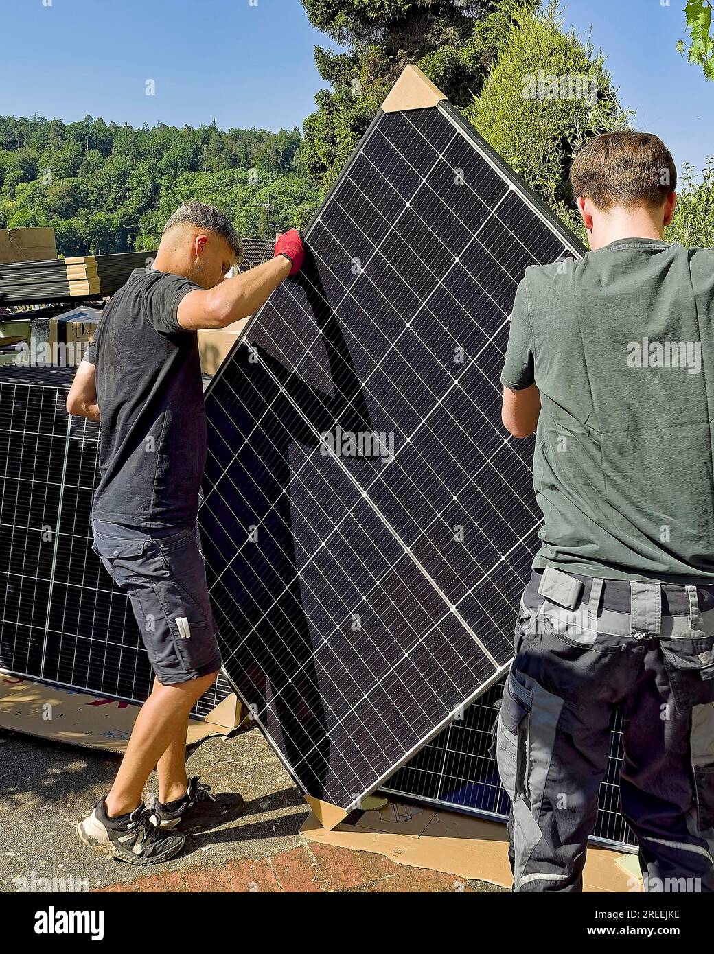 Montage von Photovoltaik. Photovoltaik-Modul PV-System Solarmodul ...