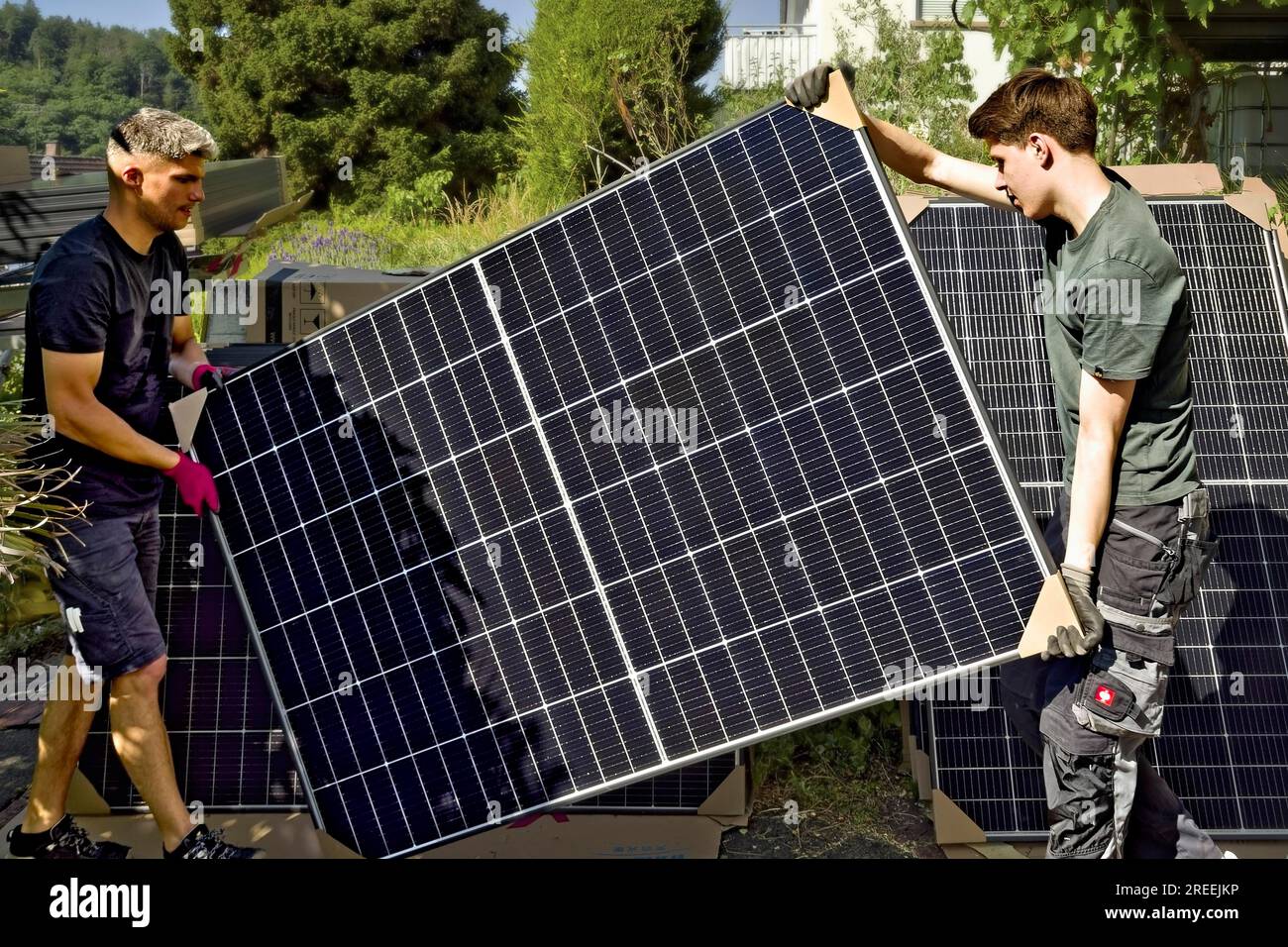 Montage von Photovoltaik. Photovoltaik-Modul PV-System Solarmodul ...