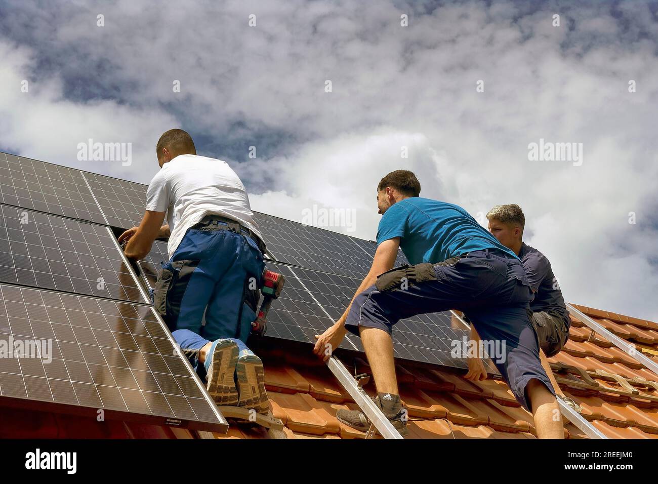 Montage von Photovoltaik. Photovoltaik-Modul PV-System Solarmodul ...