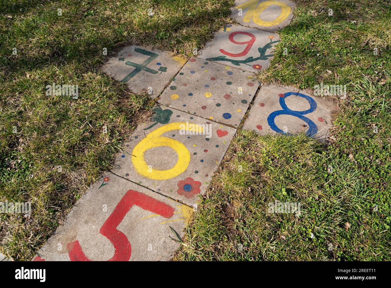 Kinder malen auf dem spielplatz -Fotos und -Bildmaterial in hoher ...
