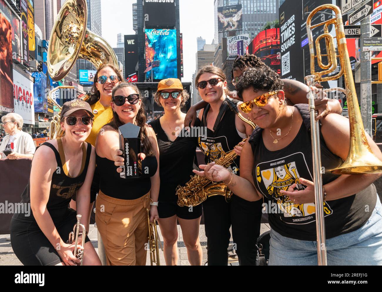 Brass Queens posiert am 27. Juli 2023 auf dem Times Square in New York ...