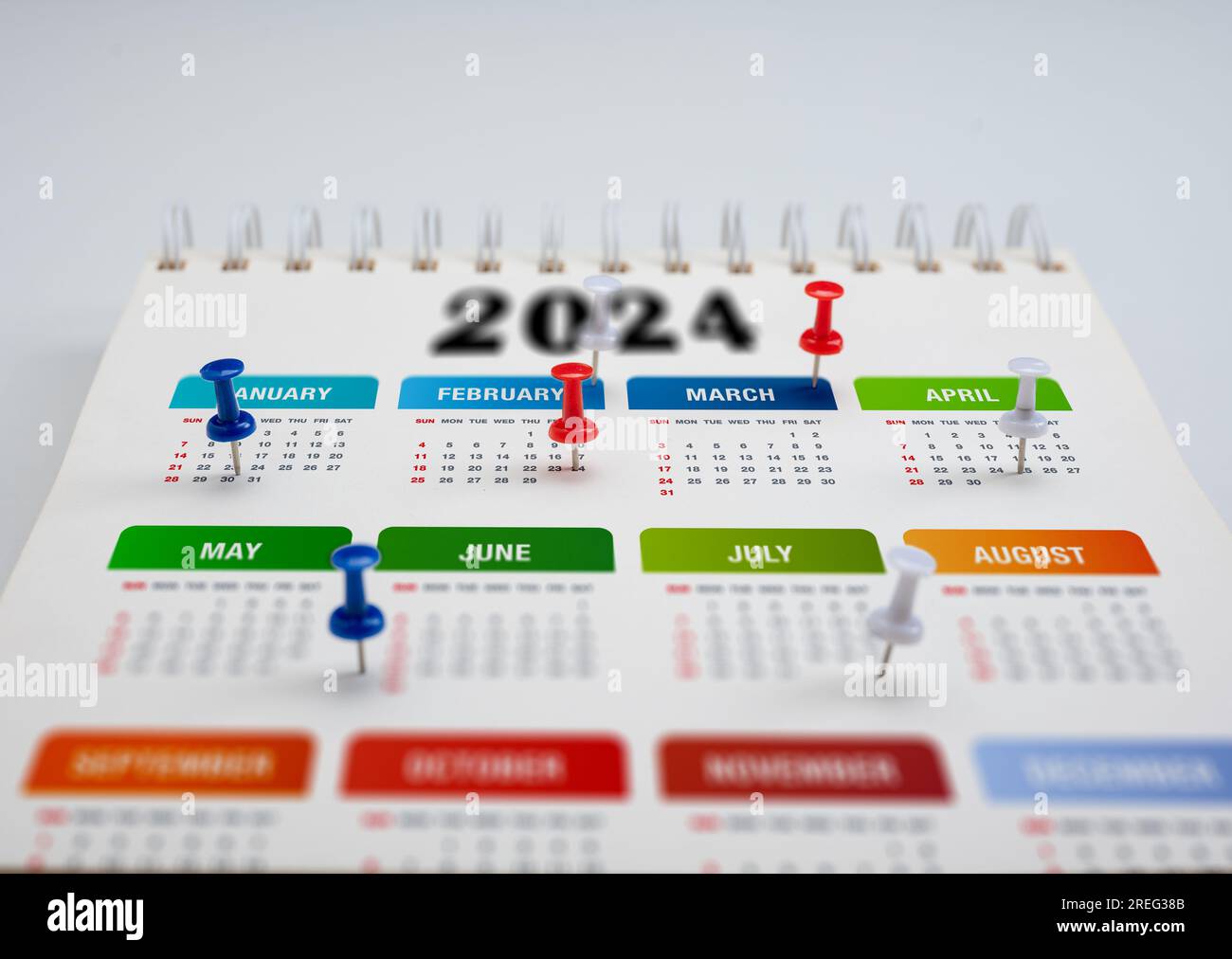 Kalender 2024 Planung. Bunte Stifte markieren wichtige Daten. 2024 ... Kalender 2024 Planung. Bunte Stifte markieren wichtige Daten. 2024 ...