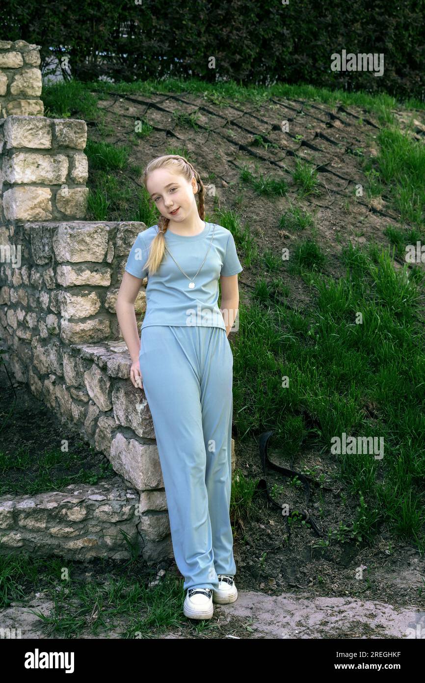 Mädchen 15 jahre brille -Fotos und -Bildmaterial in hoher Auflösung – Alamy