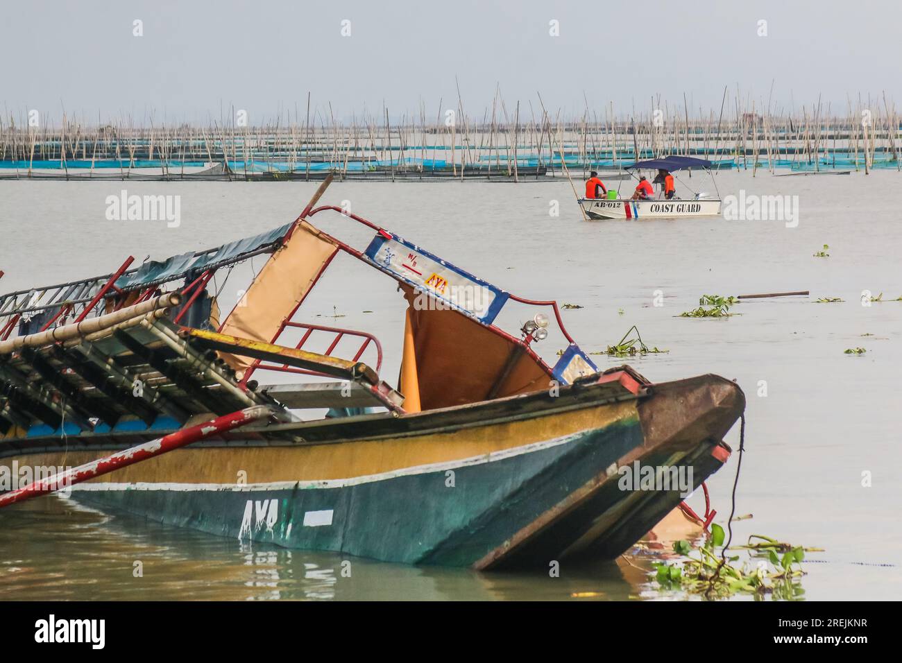Binangonan, Philippinen. 28. Juli 2023. Rettungskräfte werden am Laguna ...
