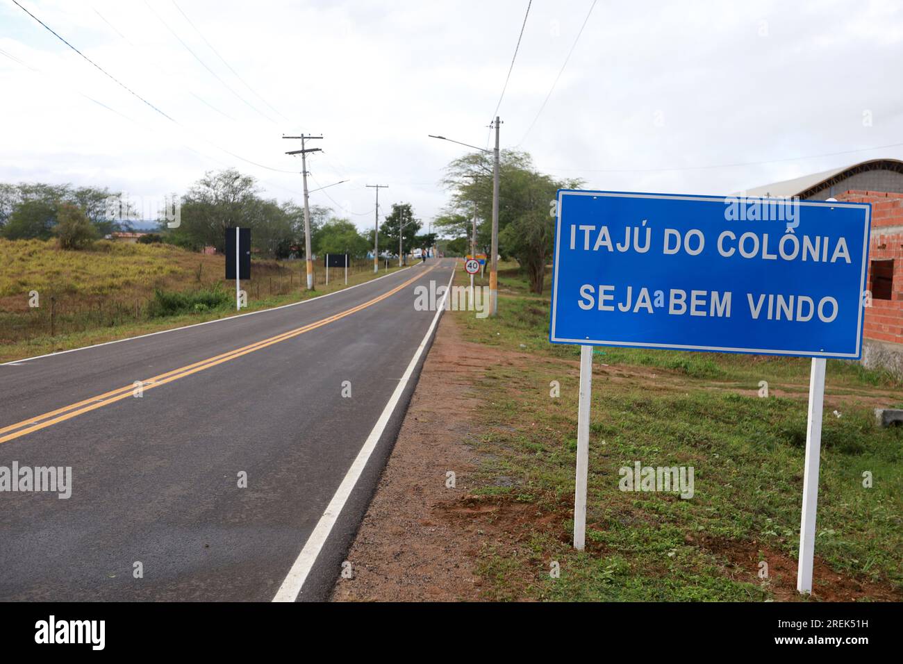 Itaju do colonia, bahia, brasilien - 23. juli 2023: Wegweiser auf der ... Itaju do colonia, bahia, brasilien - 23. juli 2023: Wegweiser auf der ...