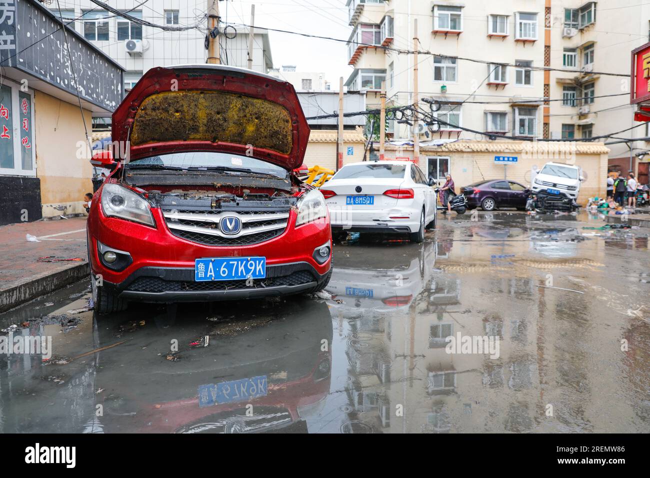JINAN, CHINA - 29. JULI 2023 - Autos, die nach dem Super-Taifun Doksuri ...