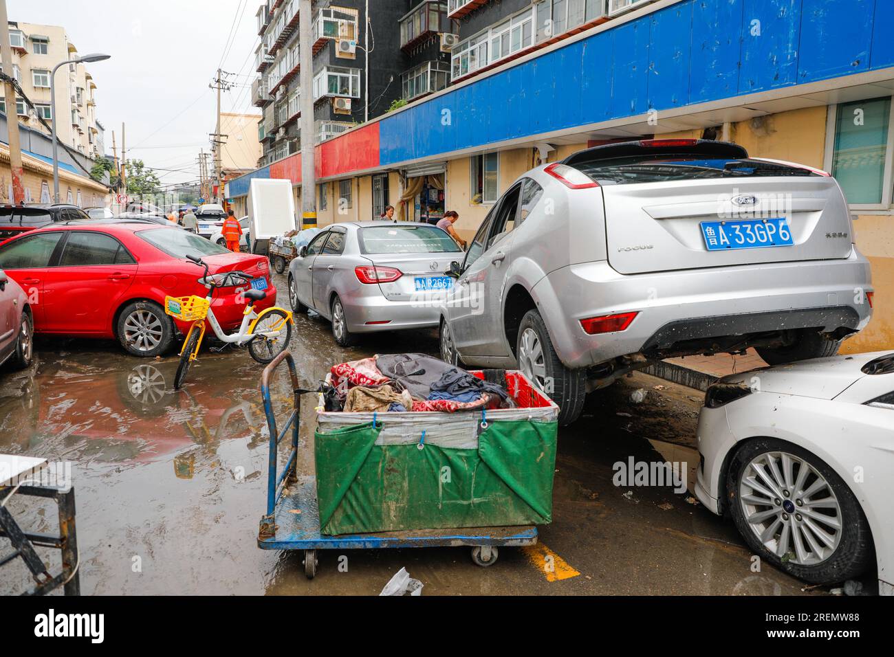 JINAN, CHINA - 29. JULI 2023 - Autos, die nach dem Super-Taifun Doksuri ...