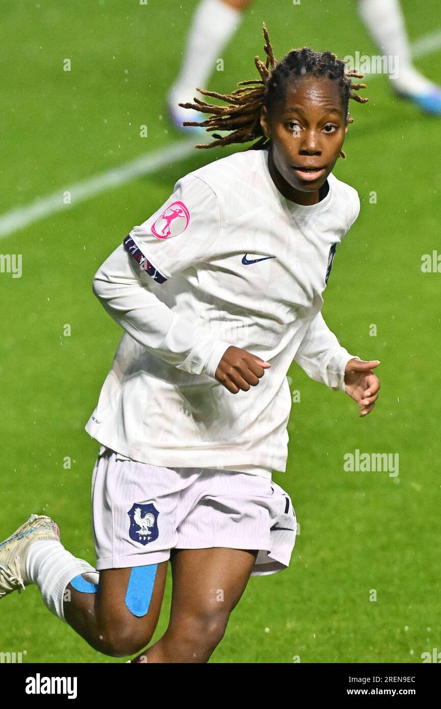 Tara Elimbi Gilbert (11) aus Frankreich, das bei einem Fußballspiel ...